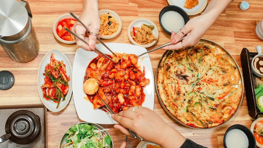 Inside the 2024 Visitors Guide | Visit Aurora